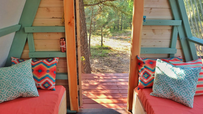 A Sweet and Affordable 80-Square-Foot Guest Cabin Built in 3 Weeks For ...