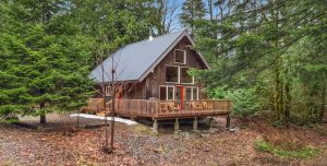 Modern Riverfront Cabin With Breathtaking Scenery – Adorable Living Spaces