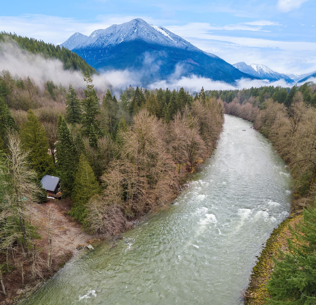 Modern Riverfront Cabin With Breathtaking Scenery – Adorable Living Spaces